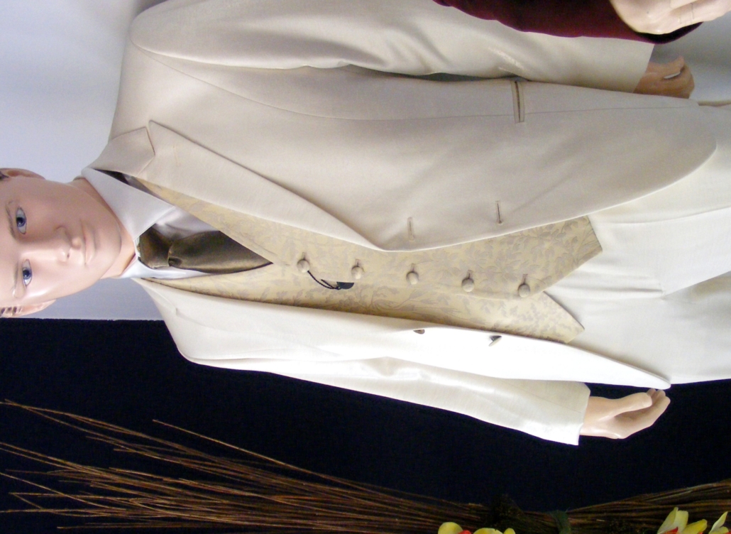 Traje beige clarito, chaleco y complementos a elegir de Jose Zaragoza ...